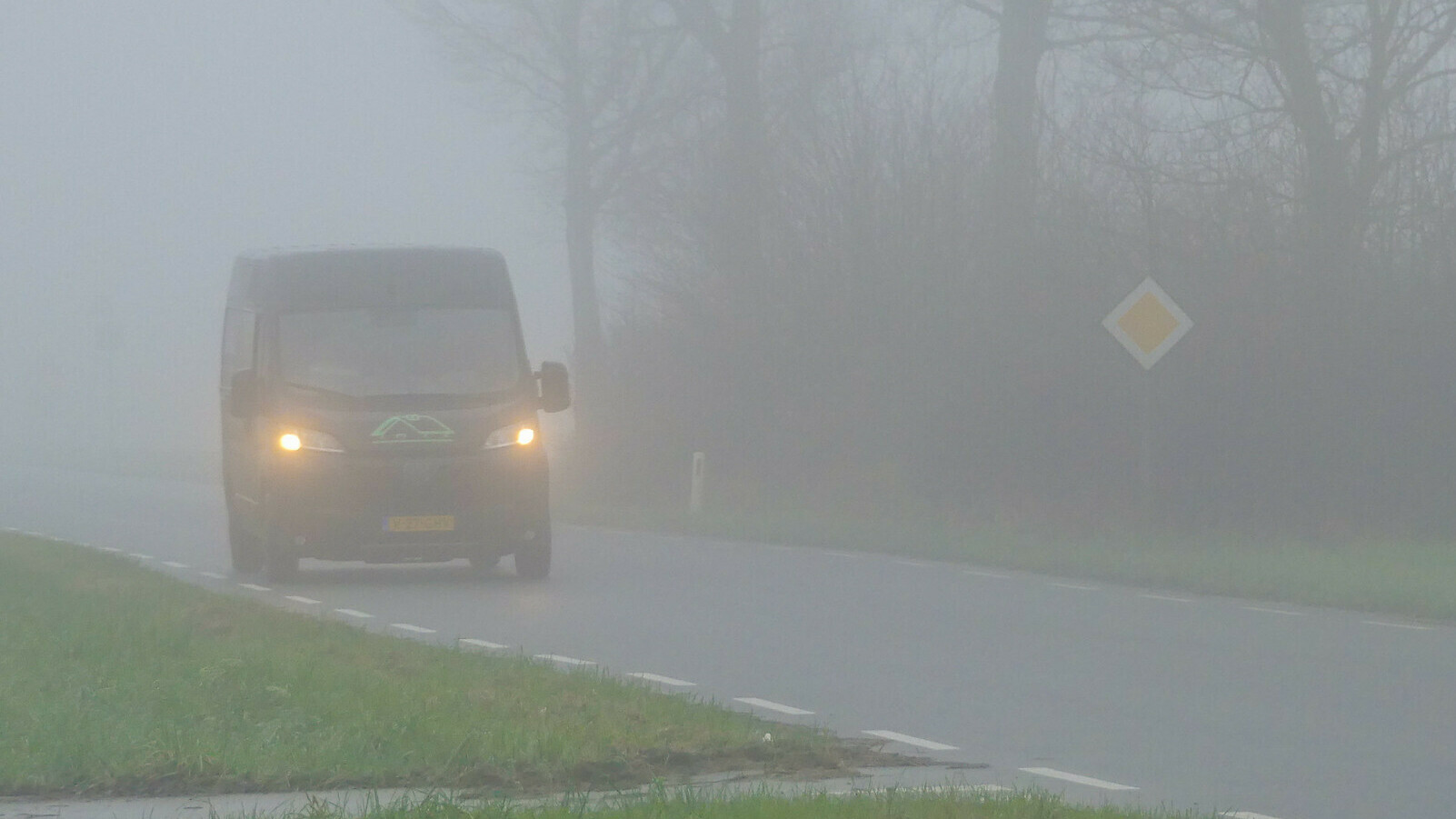Bestuurders bekeurd die de mist in gingen met verlichting - Omroep Zeeland