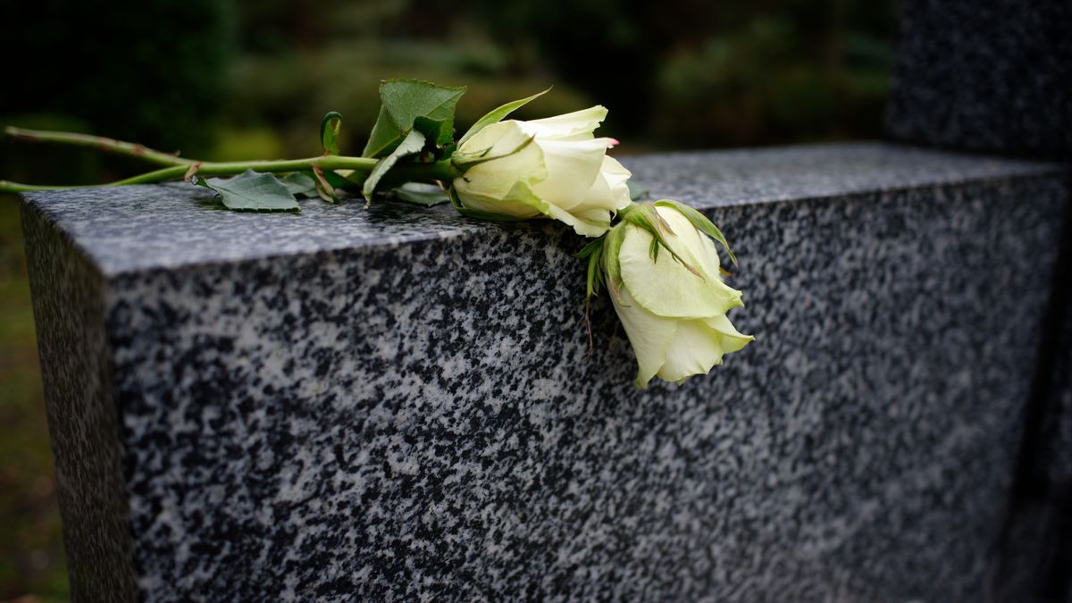 Hoe verloopt het ruimen van een graf? - L1 Nieuws