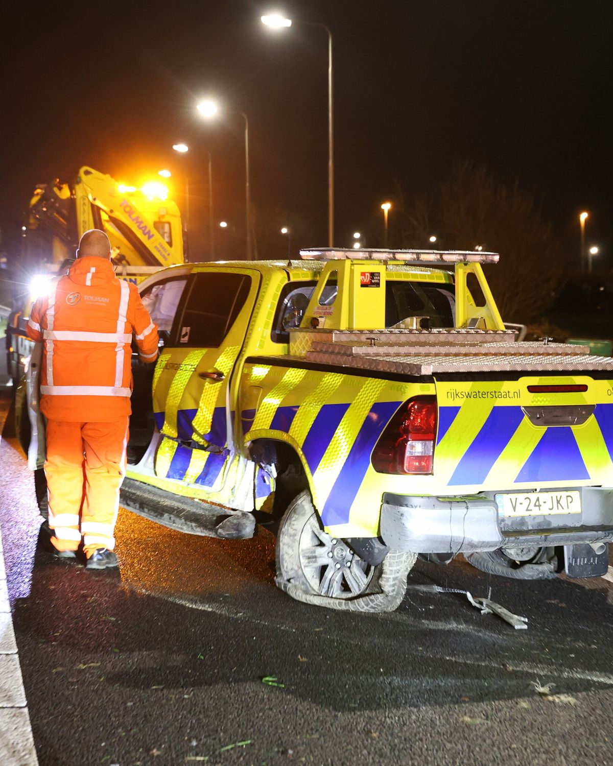 Auto van Rijkswaterstaat raakt van de weg bij Drachten ...