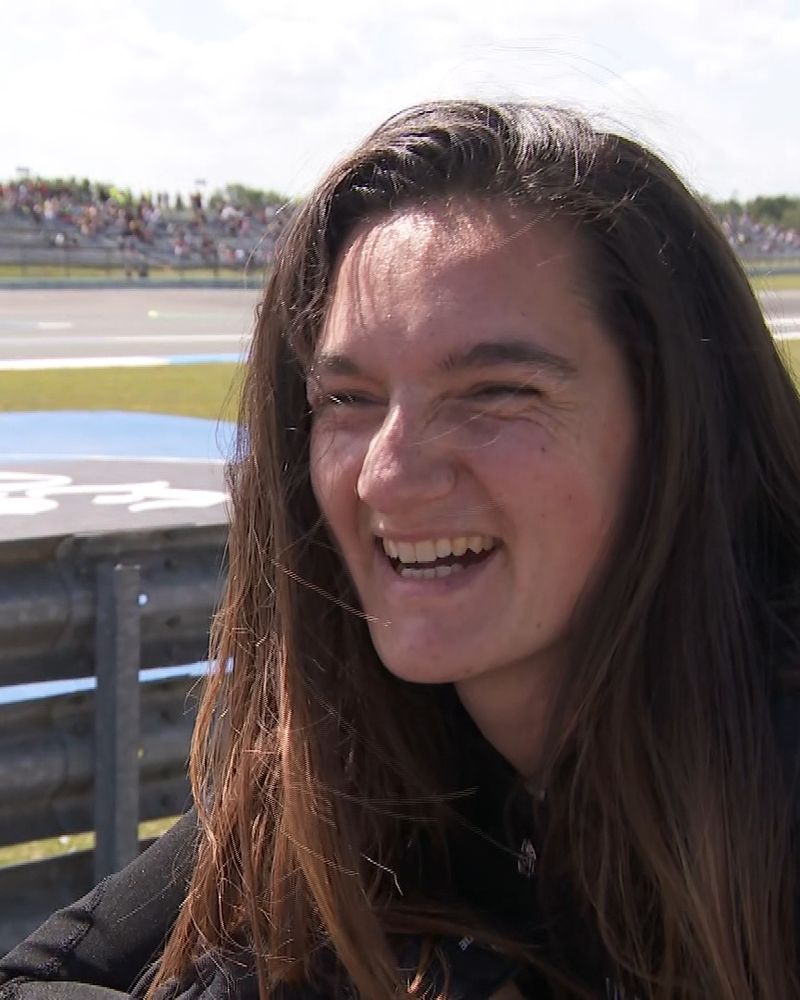 Stuntvouw Sarah Lezito geeft fantastische show tijdens TT: 'Geweldig om ...