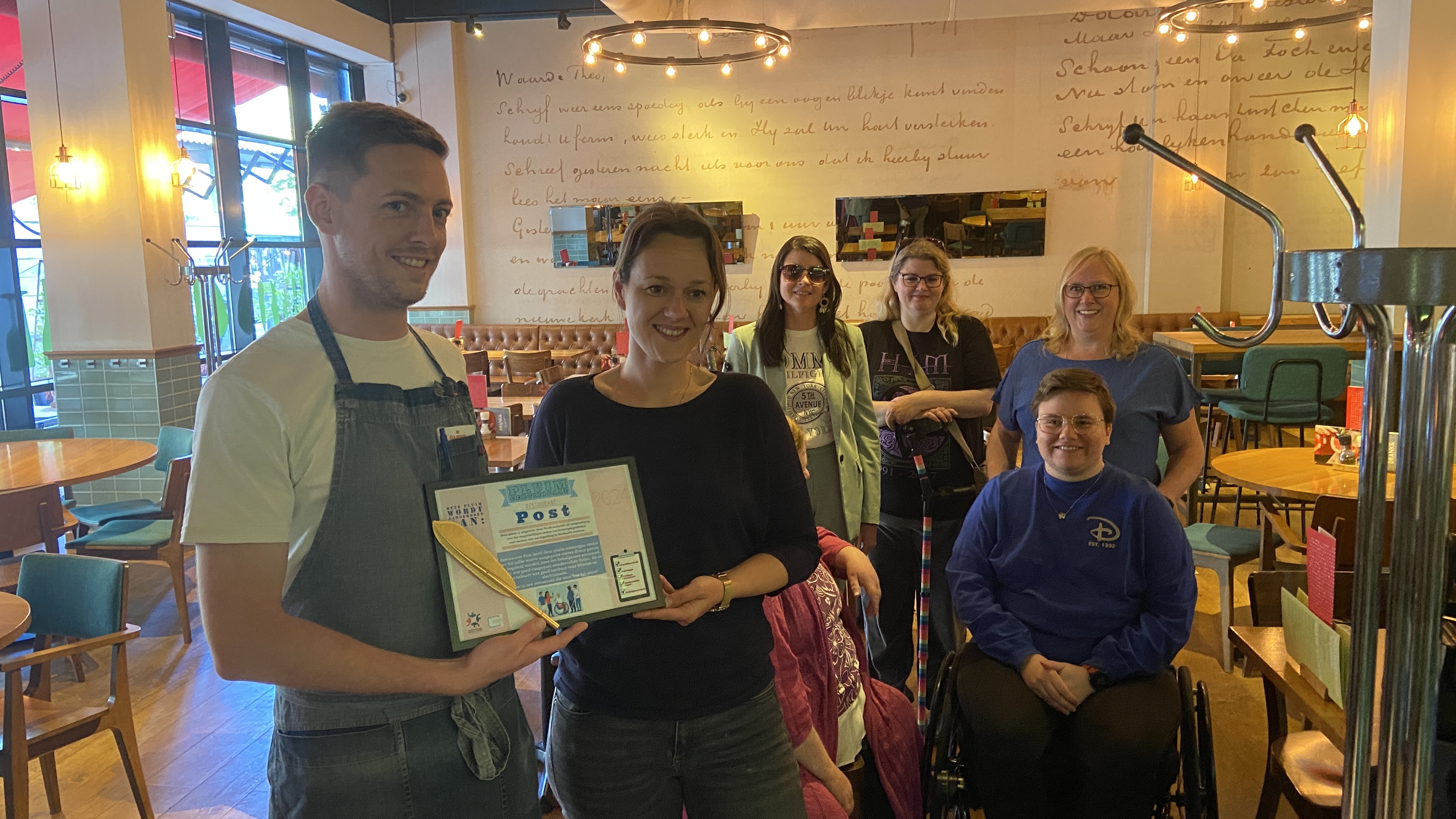 Shauny zit in een rolstoel en mocht het restaurant niet in, maar er ...