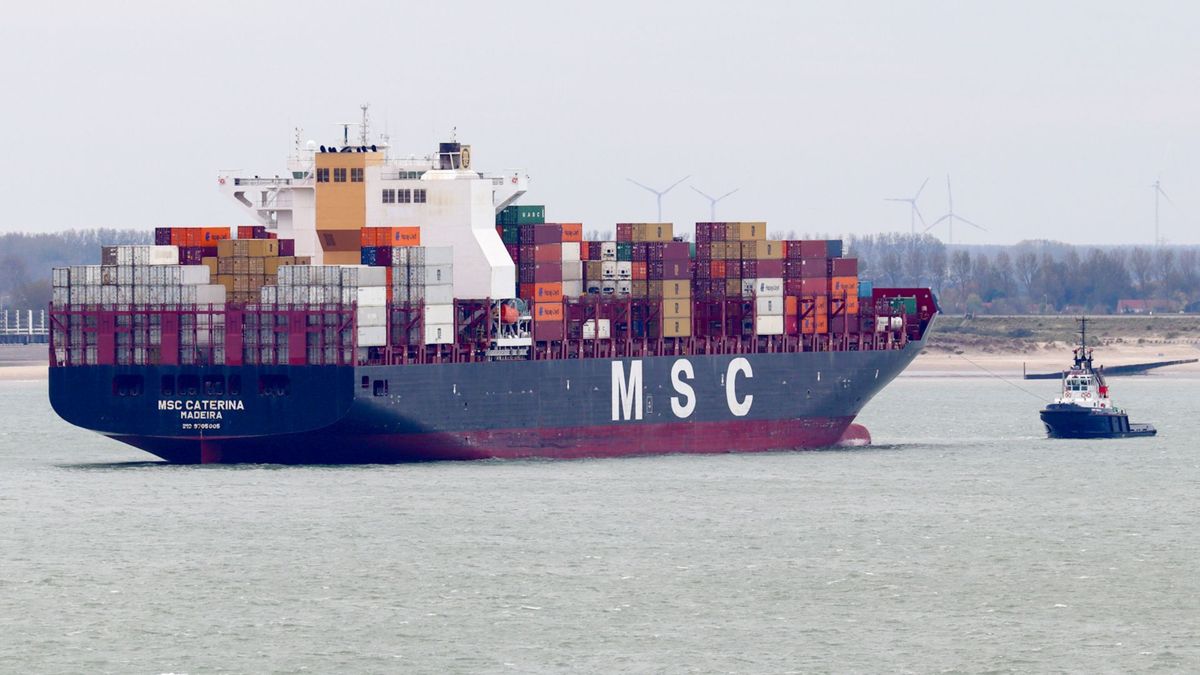 Containerschip voor anker na schoorsteenbrand - Omroep Zeeland