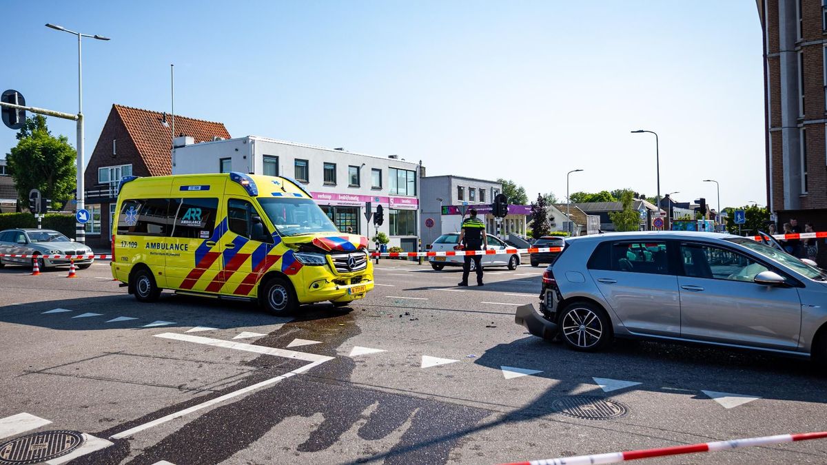 Kop-staartbotsing met ambulance in Capelle | Fietser zwaargewond, auto rijdt door - Rijnmond