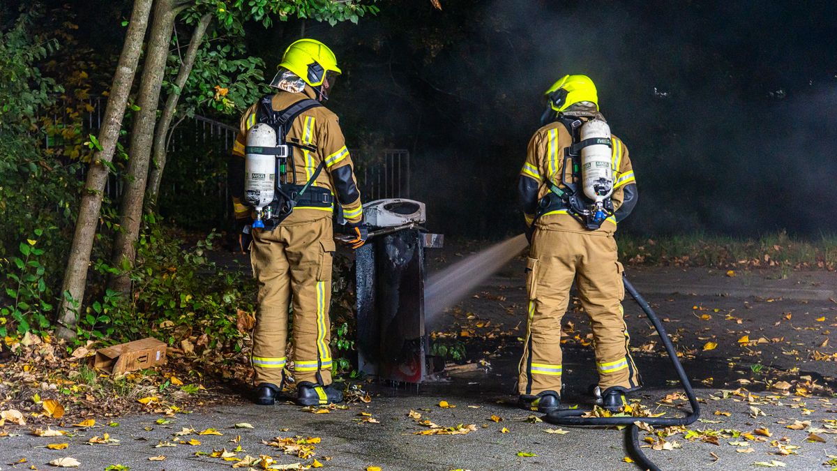 Brandweer blust vuur op boot | Prullenbak in vlammen op - Rijnmond