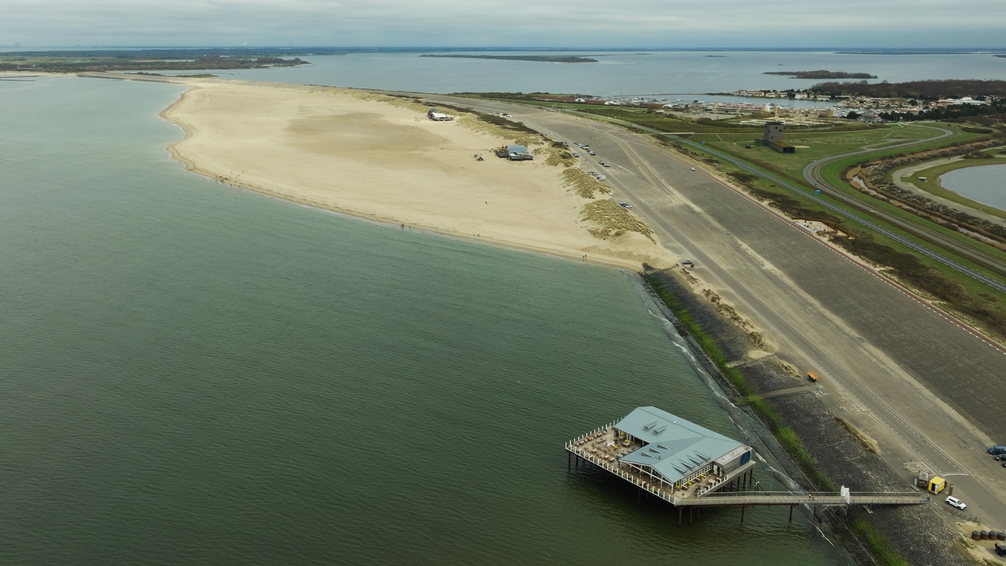 Strand Brouwersdam verdwijnt in de golven: 'M'n strandpaviljoen staat ...
