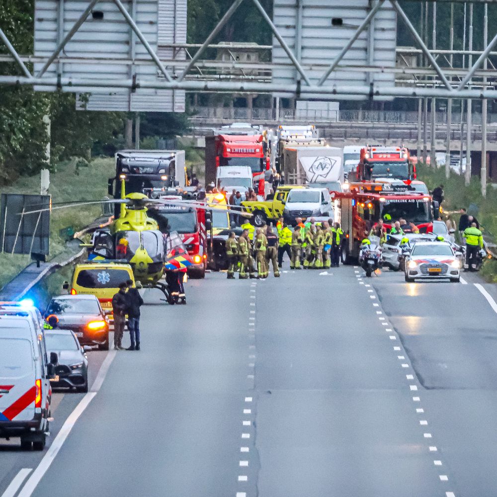 Zes gewonden en drie aanhoudingen na ongeluk op snelweg | Auto kraamhulp rolt in sloot - Rijnmond