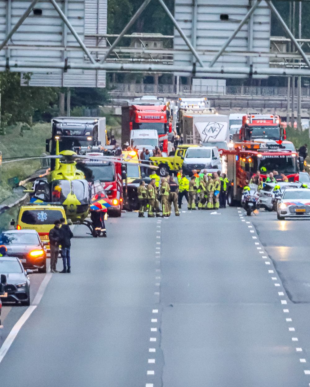 Zes gewonden en drie aanhoudingen na ongeluk op snelweg | Auto kraamhulp rolt in sloot - Rijnmond