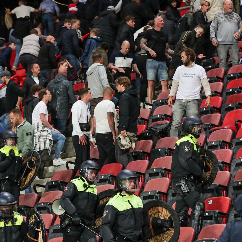 FC Twente-fans vandaag en morgen voor de rechter: verdacht van rellen na wedstrijd tegen ...