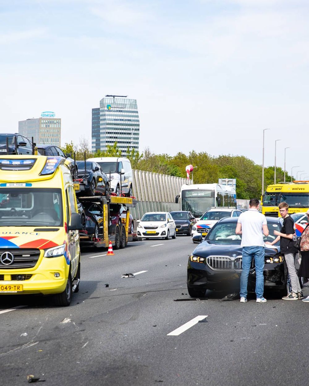 Drie rijstroken A28 dicht bij Zwolle-Zuid door aanrijding met meerdere voertuigen - Oost