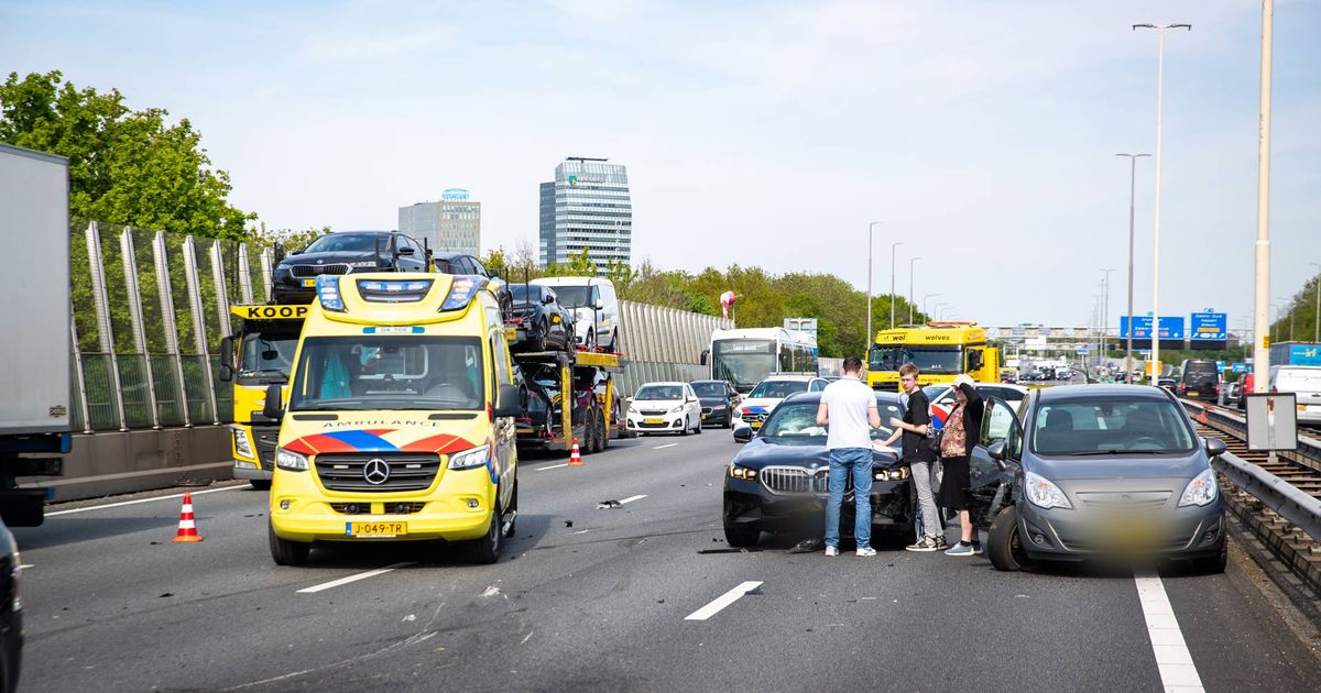 Drie rijstroken A28 dicht bij Zwolle-Zuid door aanrijding met meerdere voertuigen - Oost