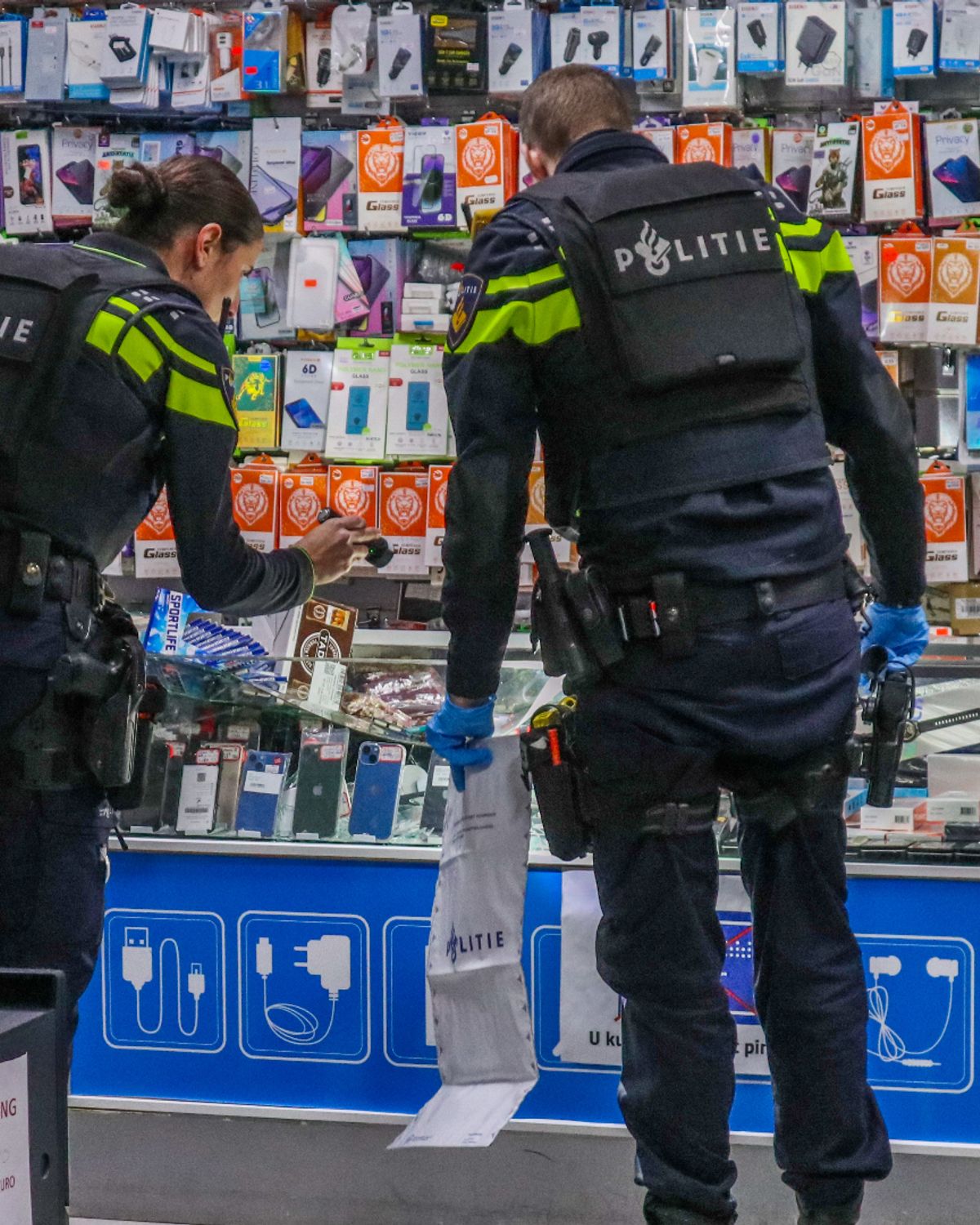 Overvaller met vuurwapen bedreigt personeel telefoonwinkel - Rijnmond