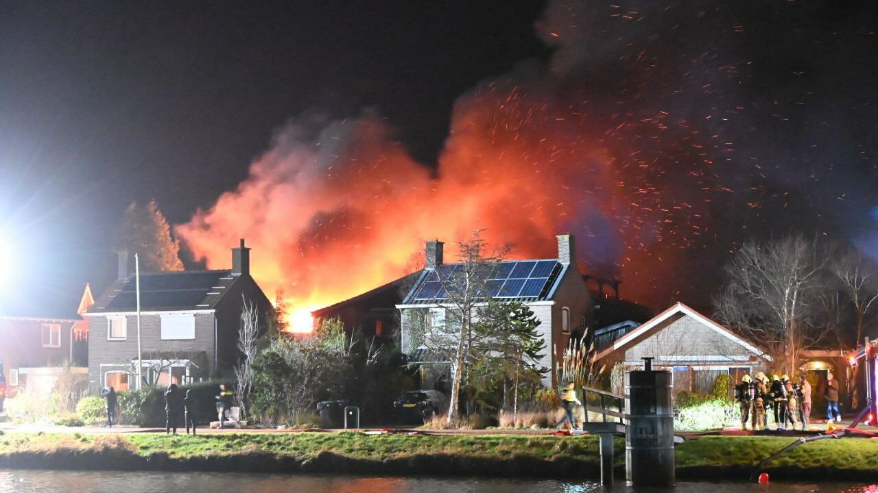 Zeer grote brand in loods met auto's in Franeker | Omwonenden ...