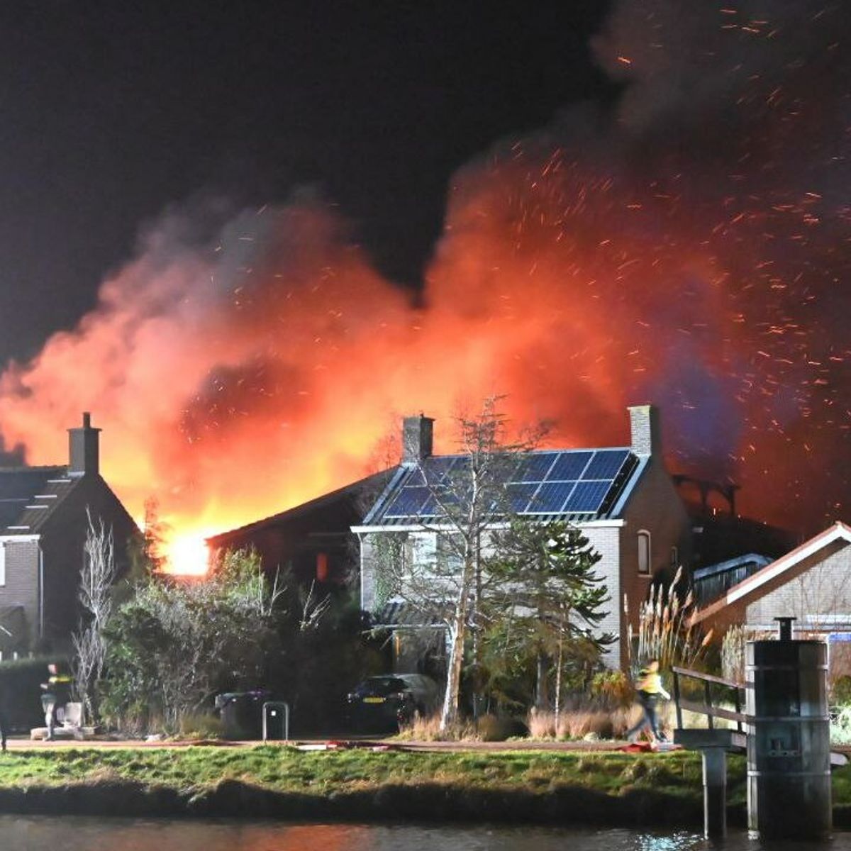 Zeer grote brand in loods met auto's in Franeker | Omwonenden ...