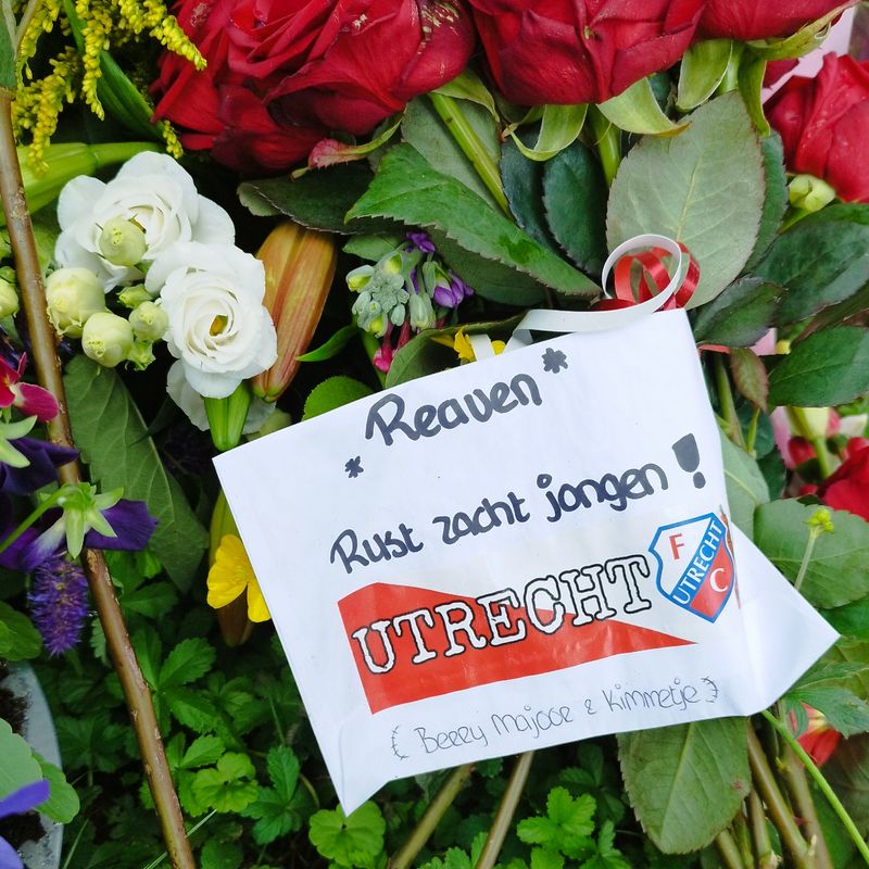 Overleden supporter Reavan herdacht met actie tijdens FC Utrecht ...