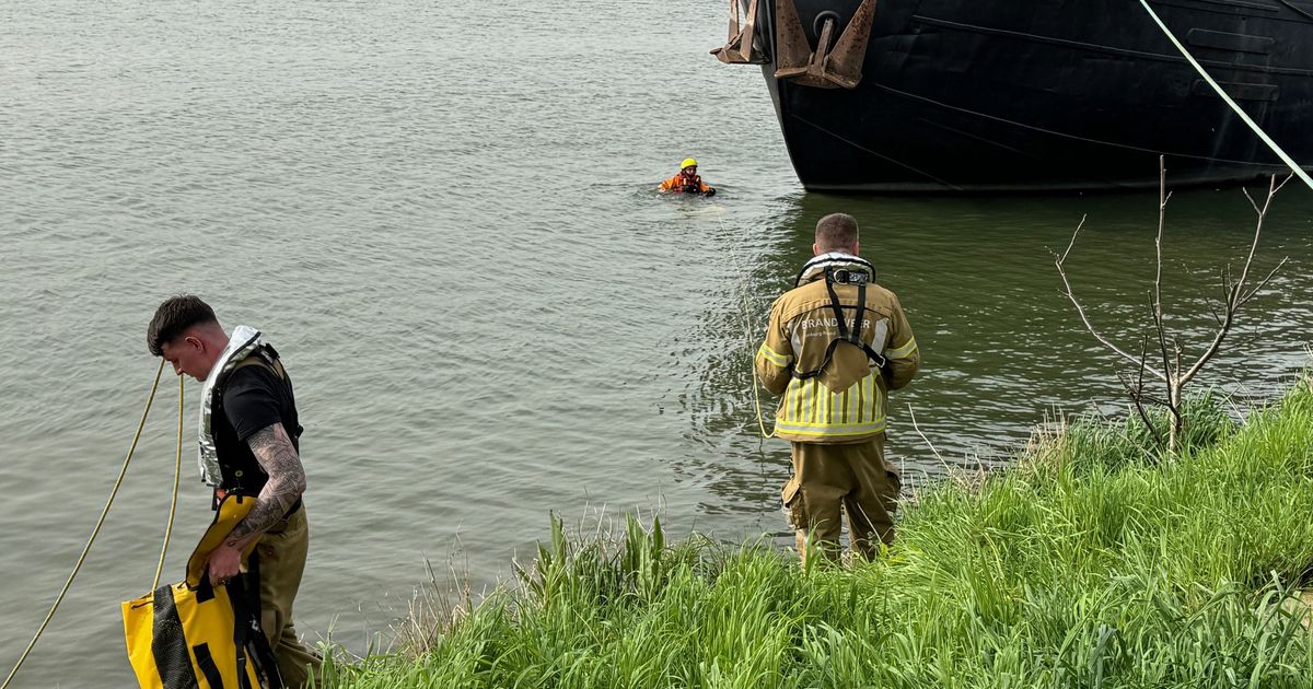 Man overleden na val van vrachtschip in haven Maasbracht - L1 Nieuws