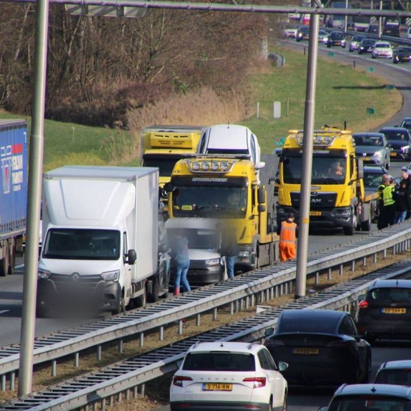 File na ongeluk met meerdere auto's op A1 - Omroep Gelderland