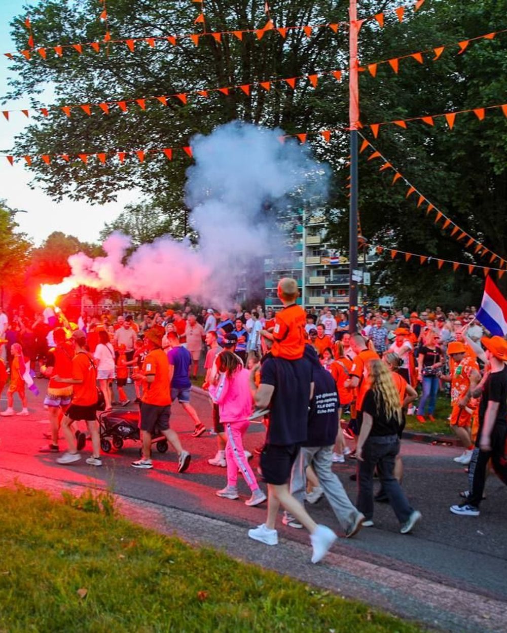 Feest barst los op rotonde na forse zege Oranje - Omroep Gelderland