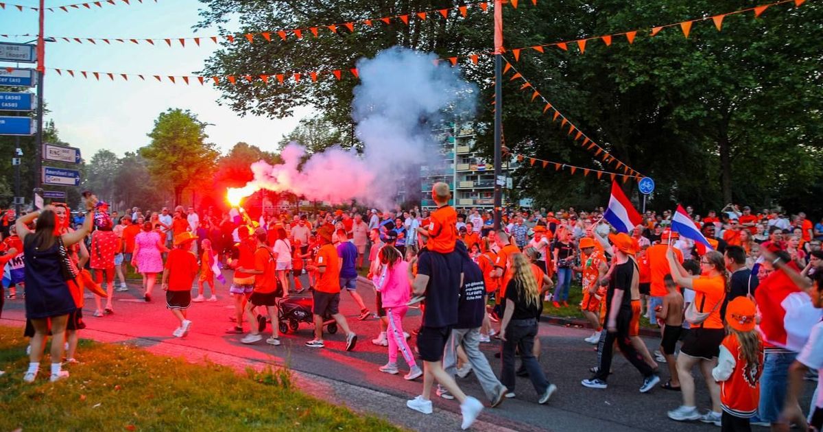 Feest barst los op rotonde na forse zege Oranje - Omroep Gelderland