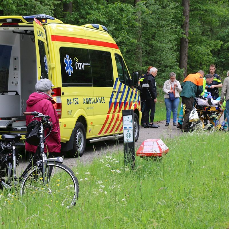 Wielrenner gewond na val op Beerzerweg in Ommen - Oost