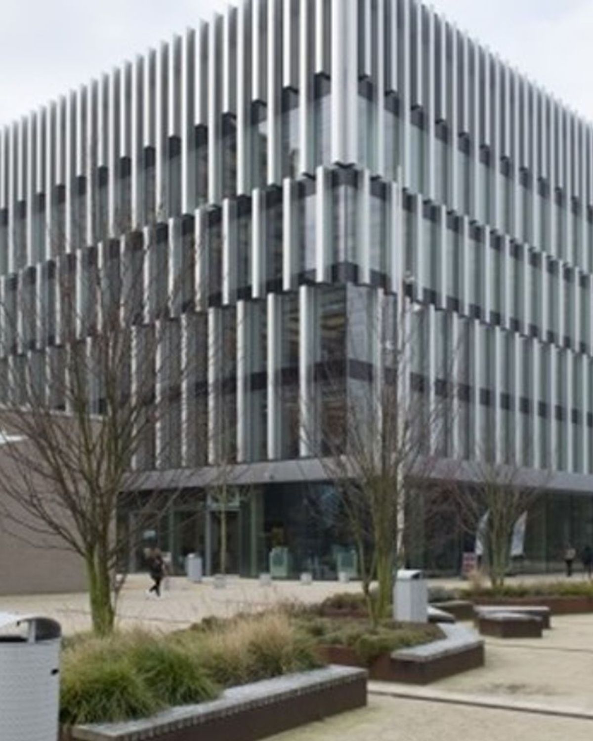 Erasmus Universiteit sluit per direct Polak gebouw vanwege scheuren in ...