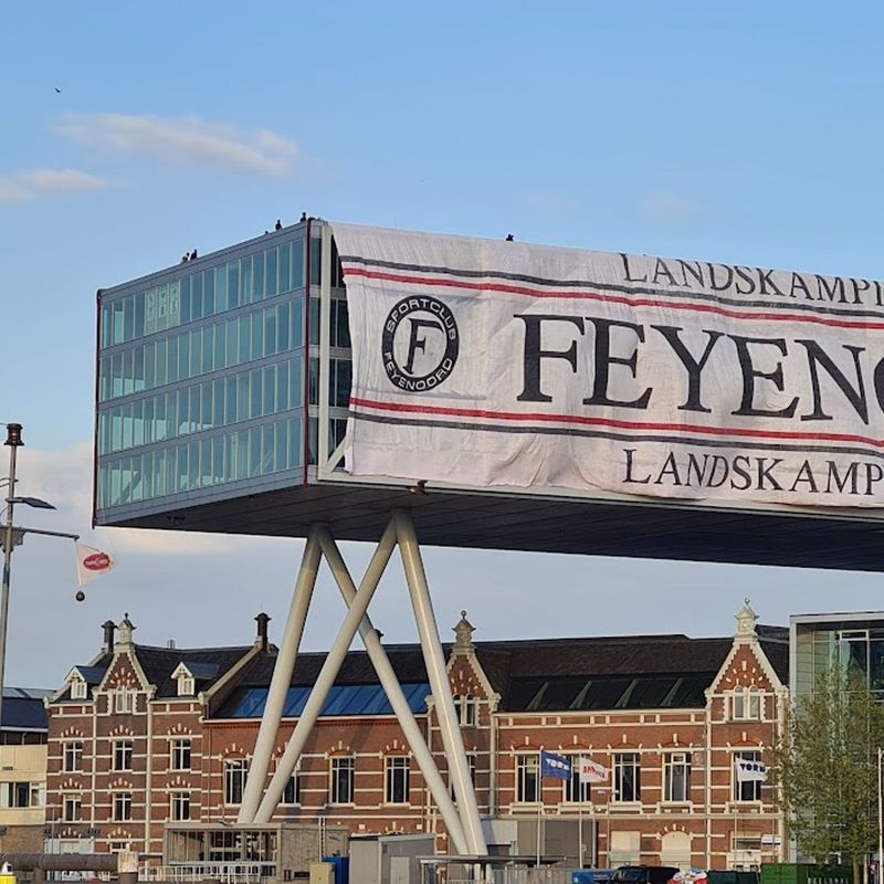 Giga spandoek Feyenoord om Unilever-gebouw heen gewikkeld - Rijnmond