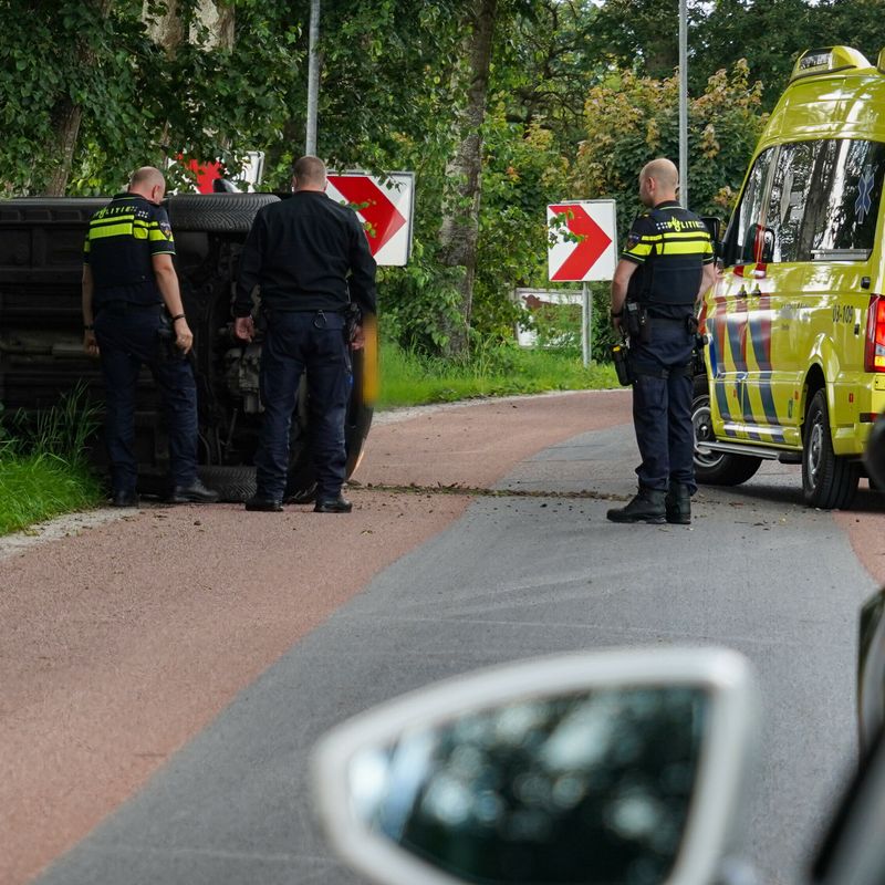 Automobilist verliest macht over het stuur bij Beilen en raakt gewond - RTV Drenthe