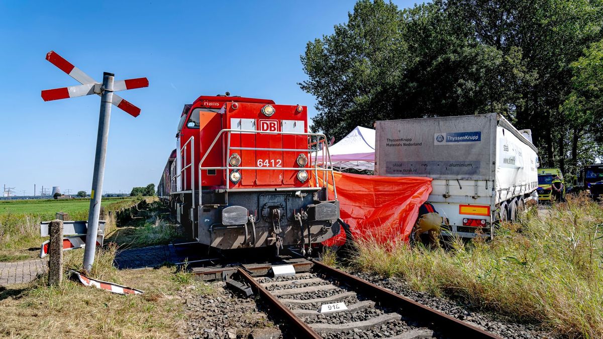 Man (25) overleden bij botsing tussen goederentrein en vrachtwagen - Rijnmond