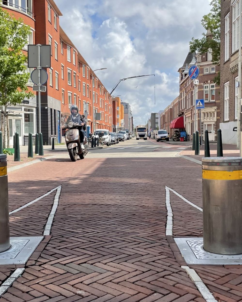 Alle pollers in Den Haag verdwijnen en maken plaats voor camera's ...