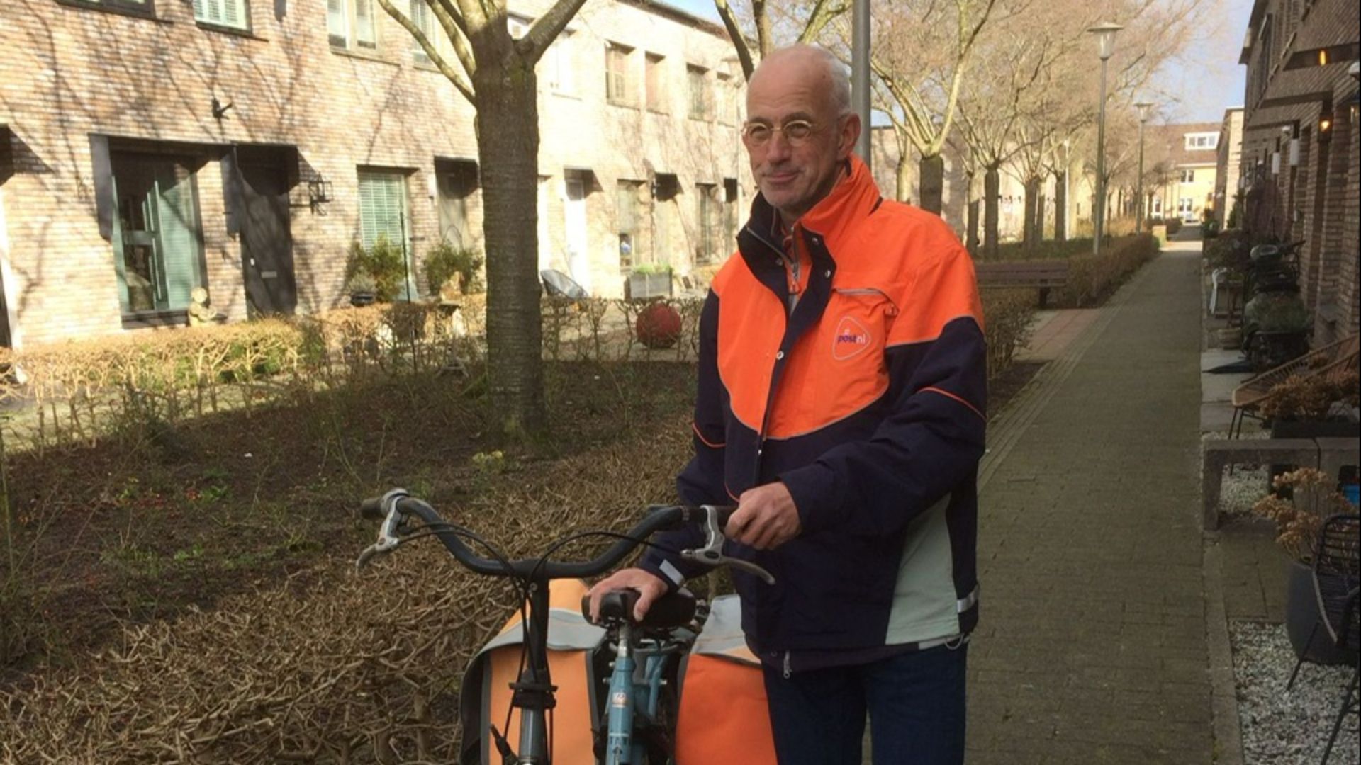 Postbode Johan nodigt alle mensen uit zijn wijk uit voor zijn ...