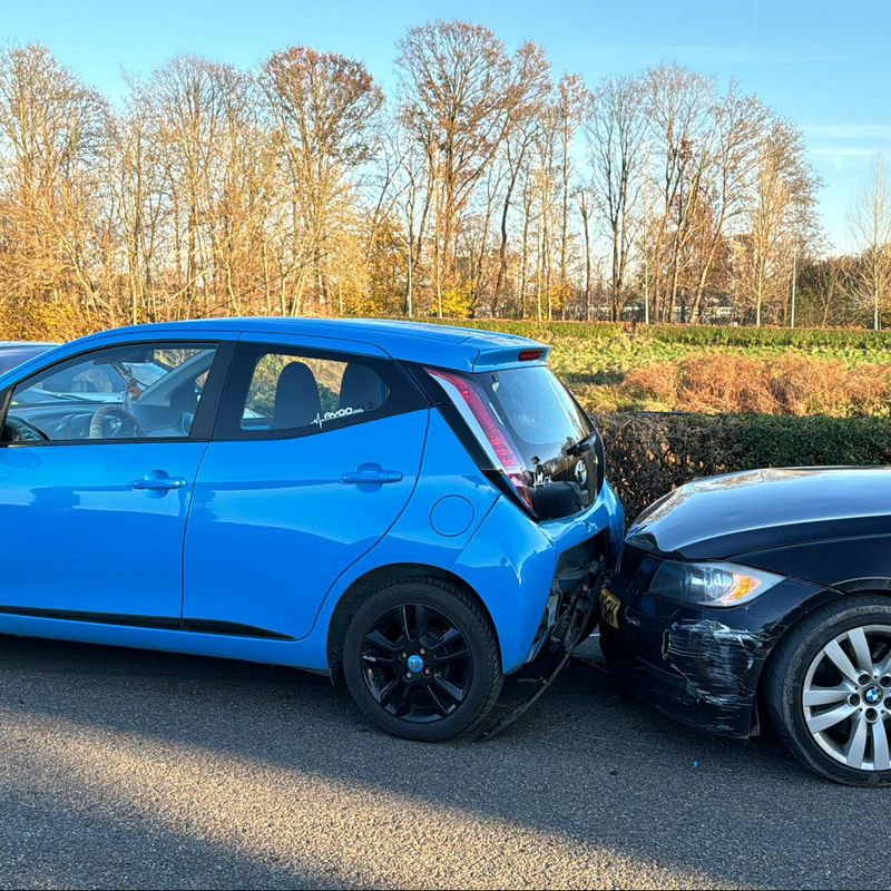 Gewonde bij botsing met drie auto's in Borgharen - L1 Nieuws