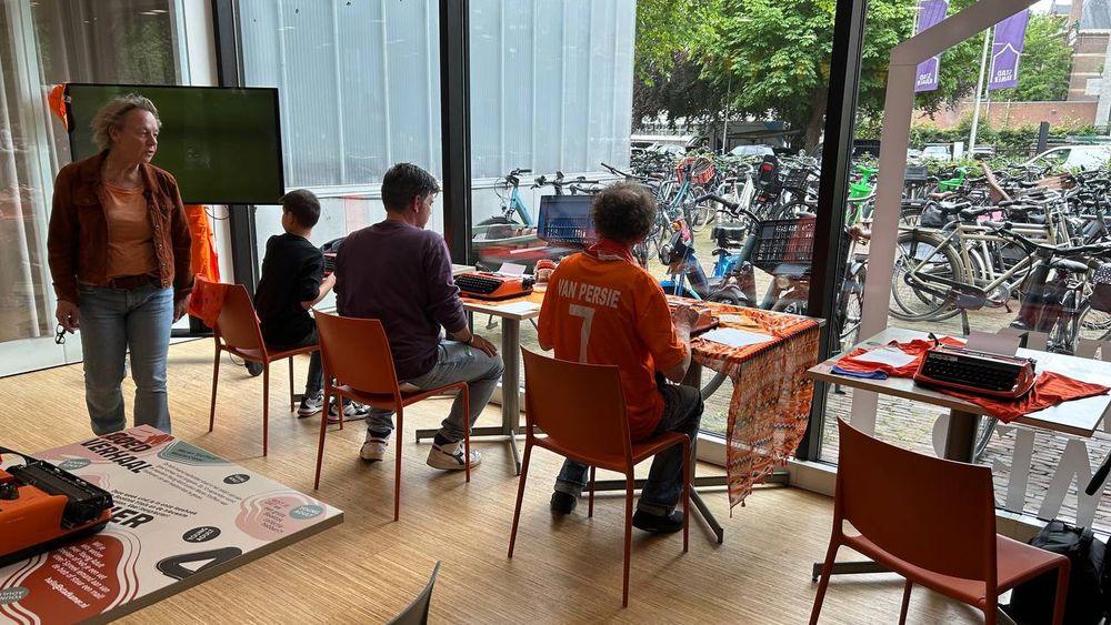 Oranje-fans tikken frustratie van zich af na late tegenvaller op WK - Oost