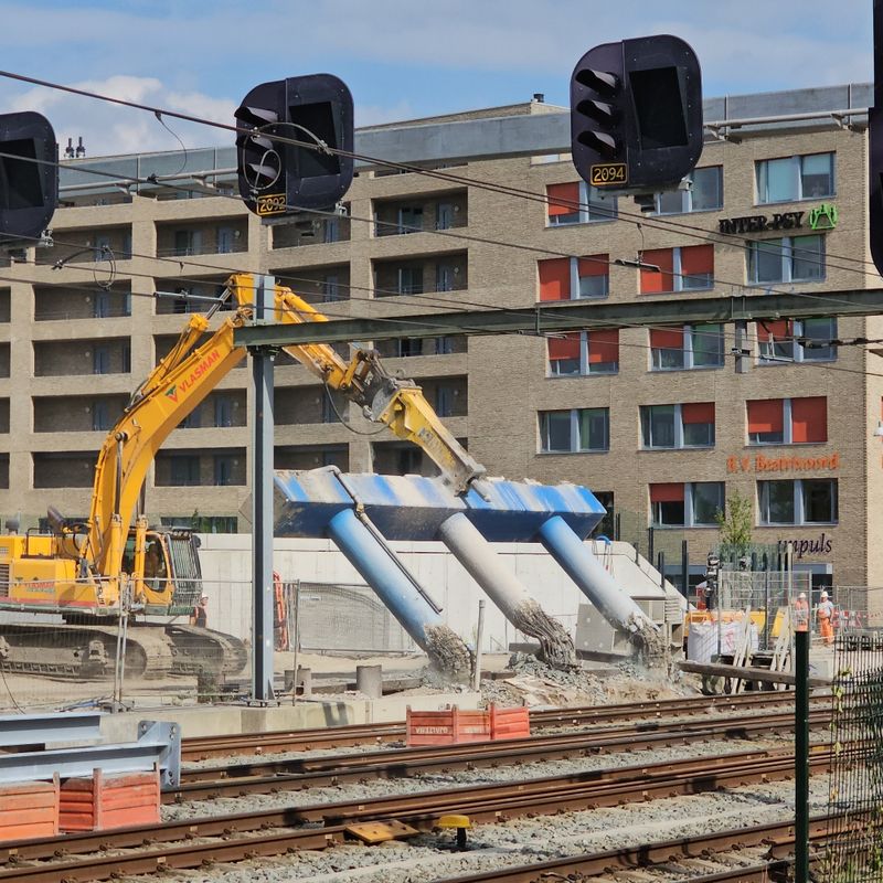 In beeld: Zo verdween de zuidelijke ringweg boven het spoor - RTV Noord