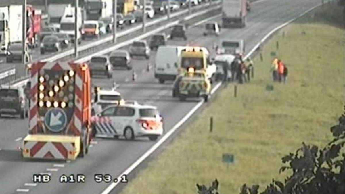 Ongeluk op A1 na botsing met meerdere voertuigen - Omroep Gelderland