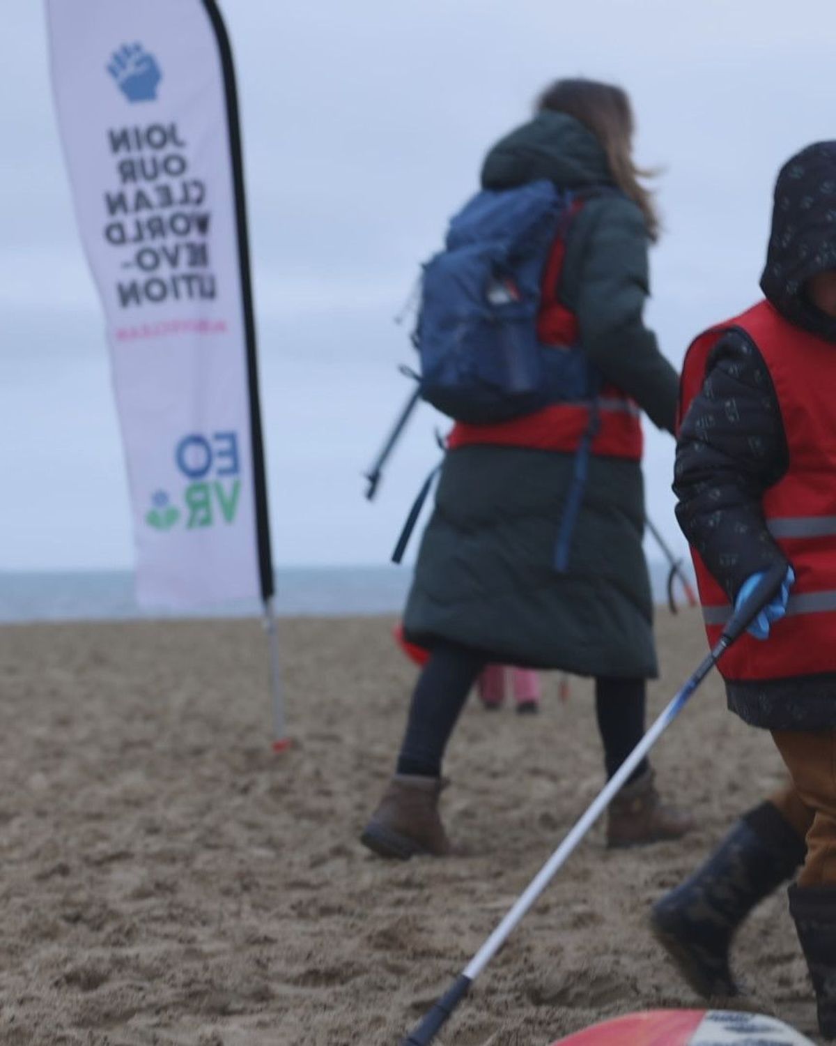 Plastic zakken, blikjes en duizenden peuken drijven in zee: 'Het is ...