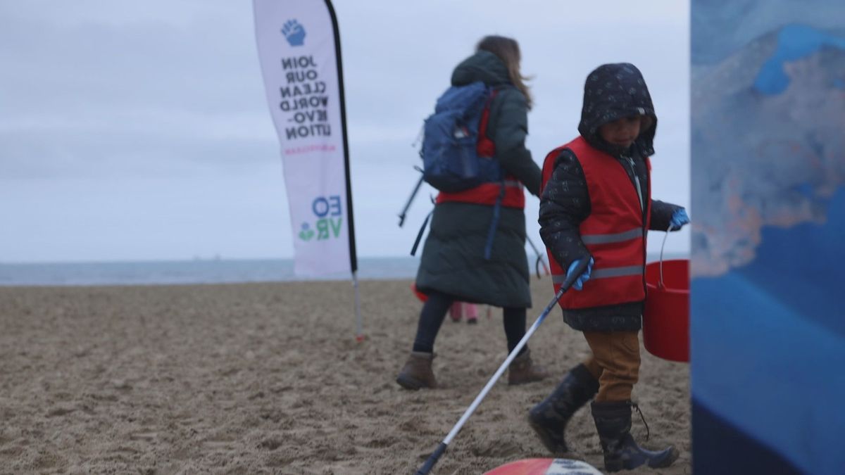 Plastic zakken, blikjes en duizenden peuken drijven in zee: 'Het is ...