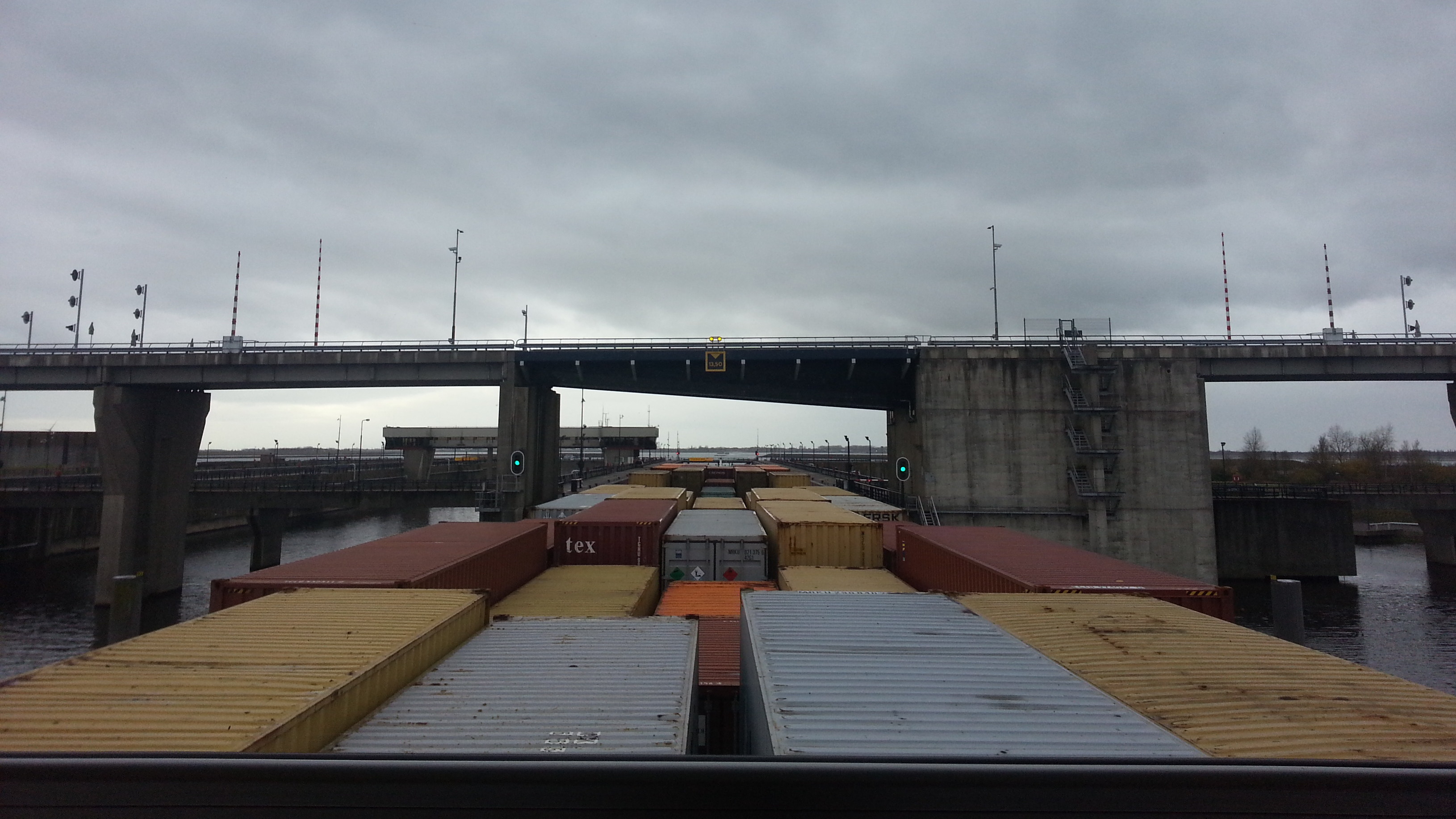 Meer goederenvervoer via binnenvaart uit Zeeuwse havens - Omroep Zeeland