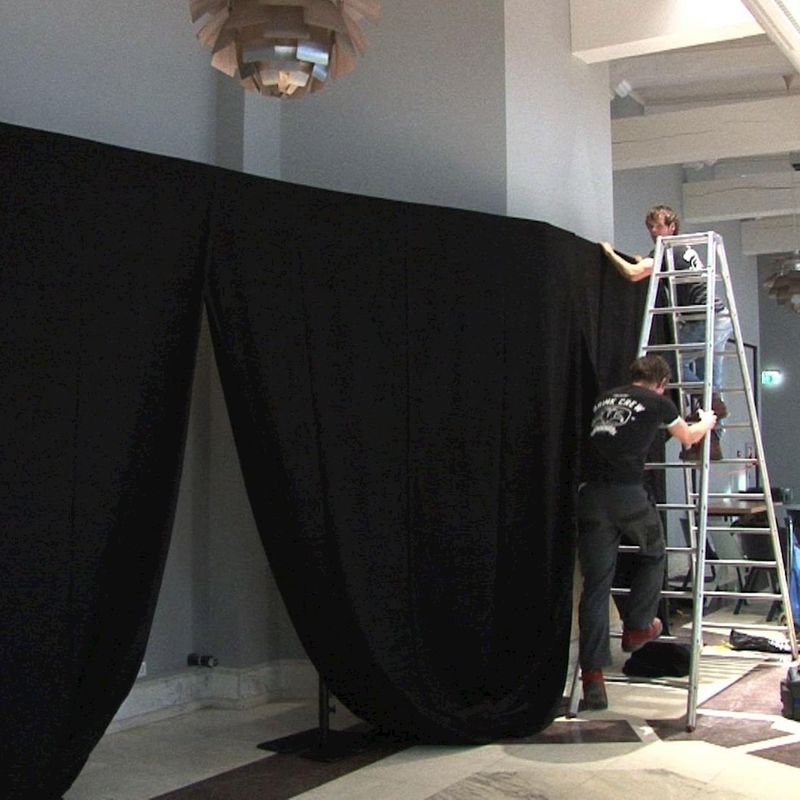 Zwarte doeken in Deventer Burgerzaal moeten akoestiek verbeteren - Oost