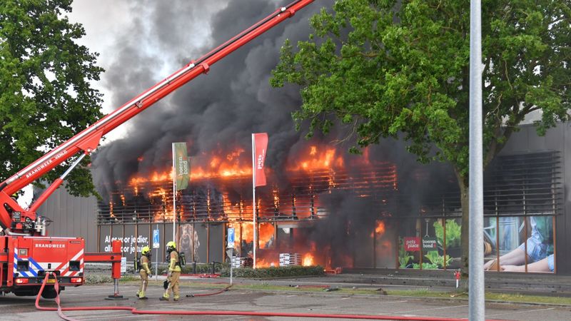 Flinke zwarte rookwolken bij grote uitslaande brand in winkels Horst - L1 Nieuws