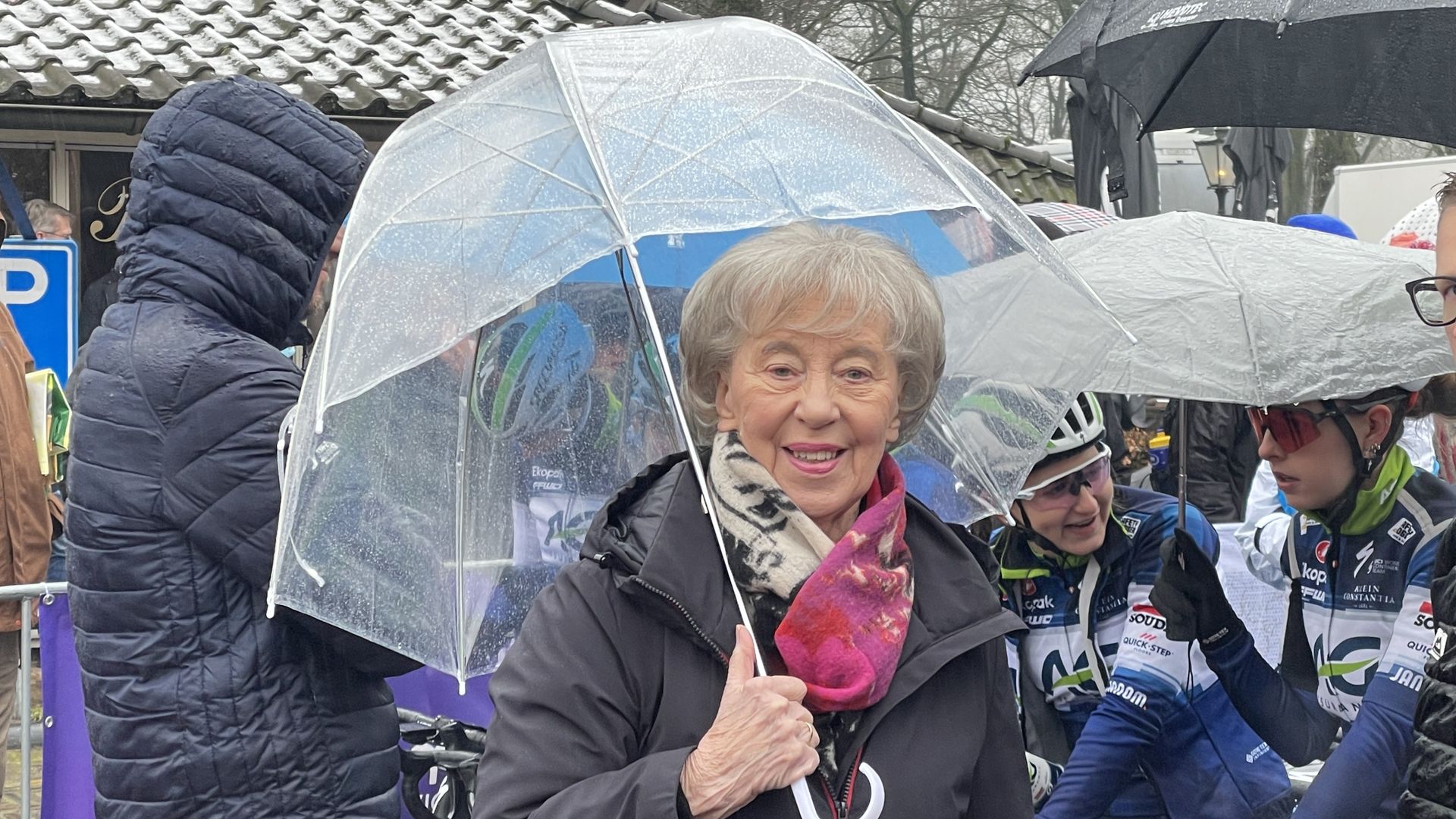 Wat drijft voorzitter Femmy van Issum (82) van de Ronde van Drenthe nog ...