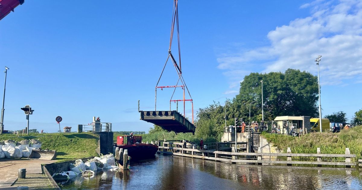 Kijk terug: zo verliep het wegtakelen van de brug bij Wierumerschouw ...