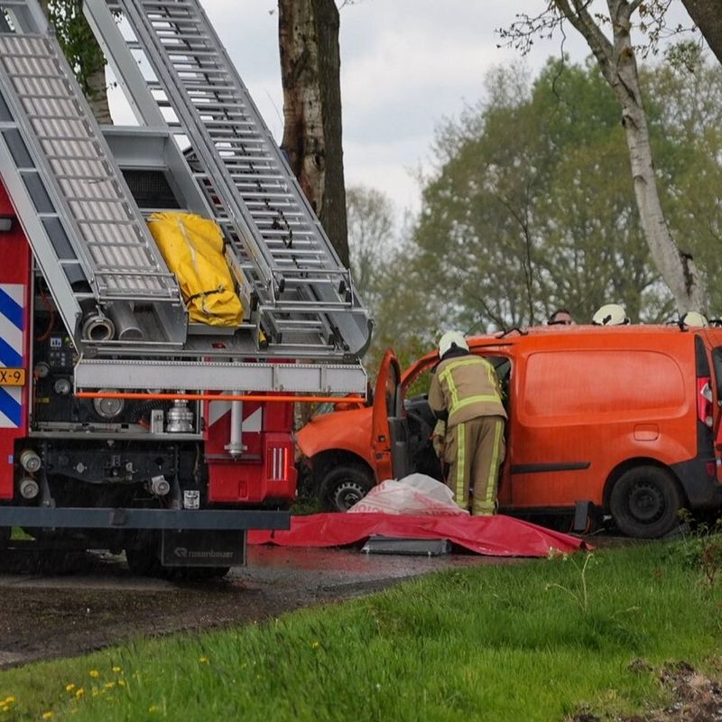 17-jarige raakt ernstig gewond bij botsing tegen boom in Zuidwolde - RTV Drenthe