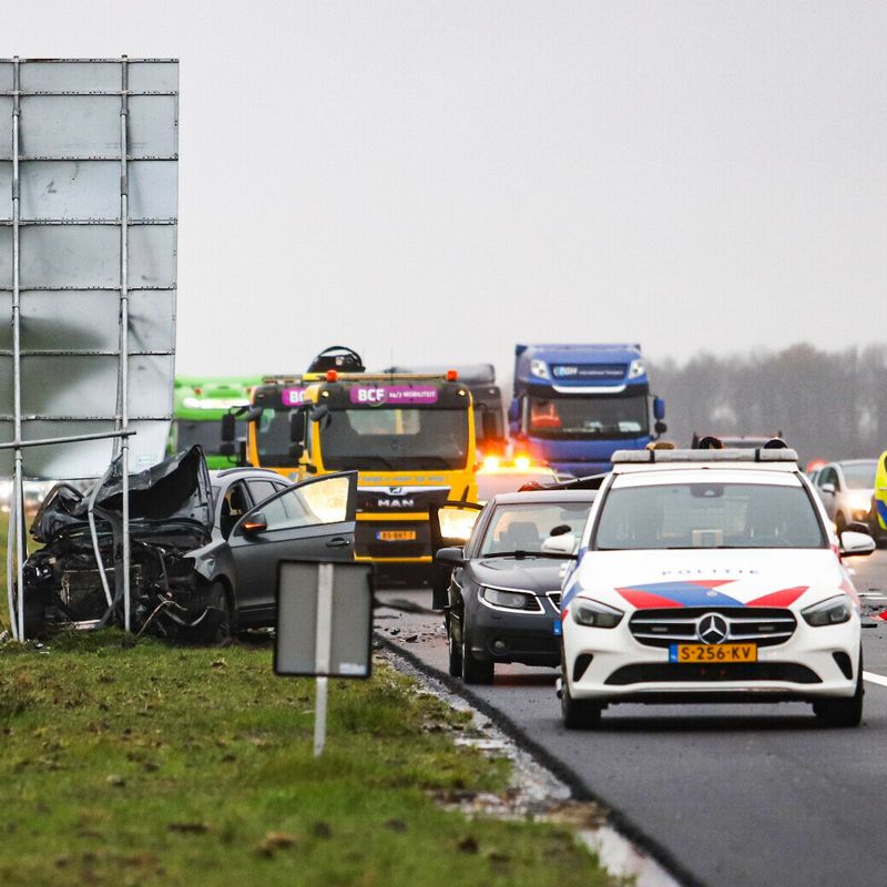 Vrouw zwaargewond na ongeluk met meerdere auto's op A7 tussen Joure en ...