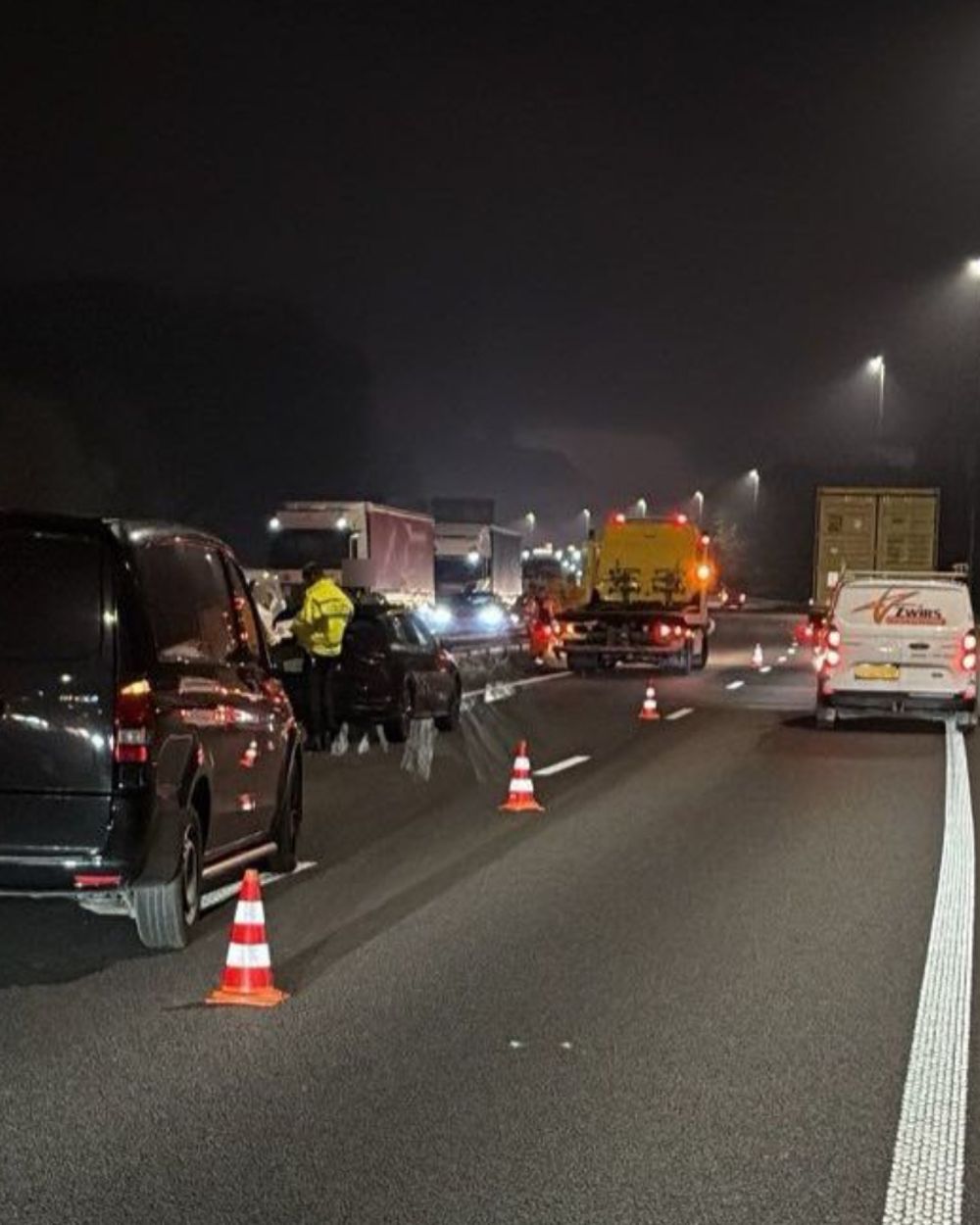 Flinke vertraging na botsing op A15, in file gebeurt nóg een ongeluk - Rijnmond