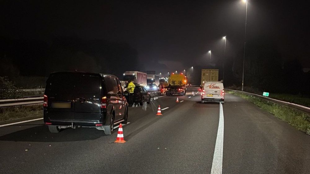 Flinke vertraging na botsing op A15, in file gebeurt nóg een ongeluk - Rijnmond