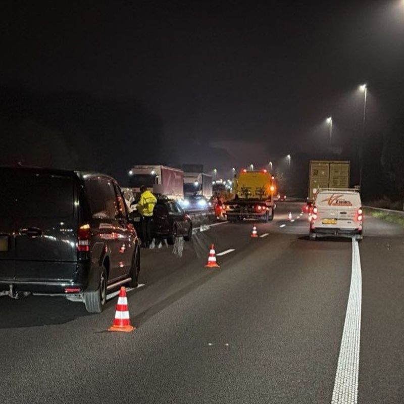 Flinke vertraging na botsing op A15, in file gebeurt nóg een ongeluk - Rijnmond