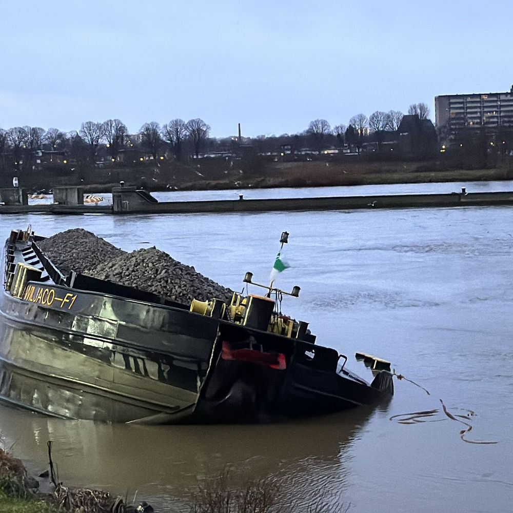 Duwbak van schip losgeraakt en gezonken in Maas: deel lading kalksteen ...
