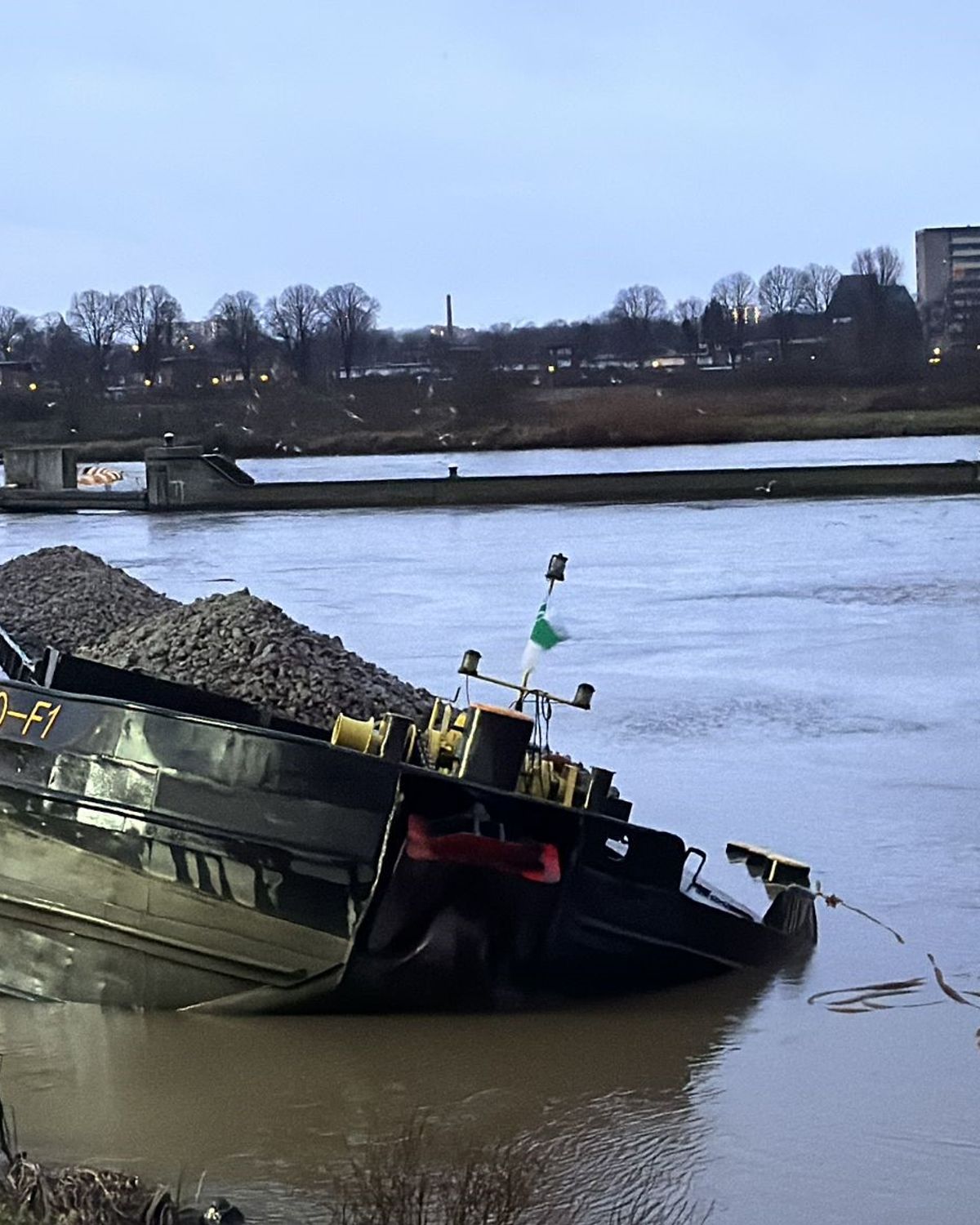 Duwbak van schip losgeraakt en gezonken in Maas: deel lading kalksteen ...