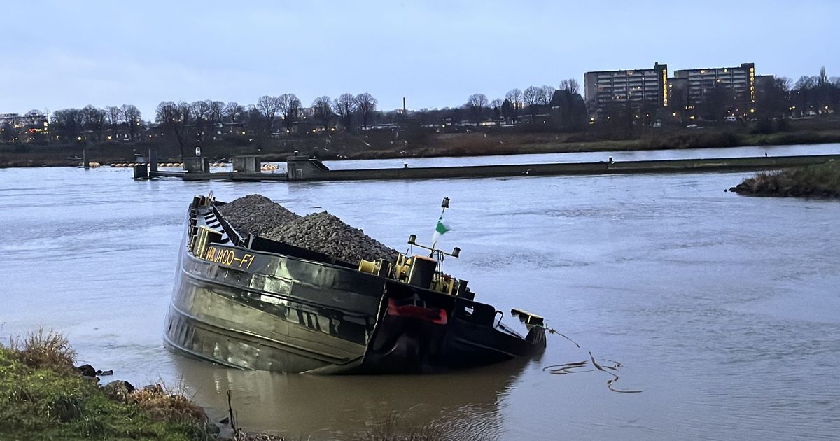 Duwbak van schip losgeraakt en gezonken in Maas: deel lading kalksteen ...