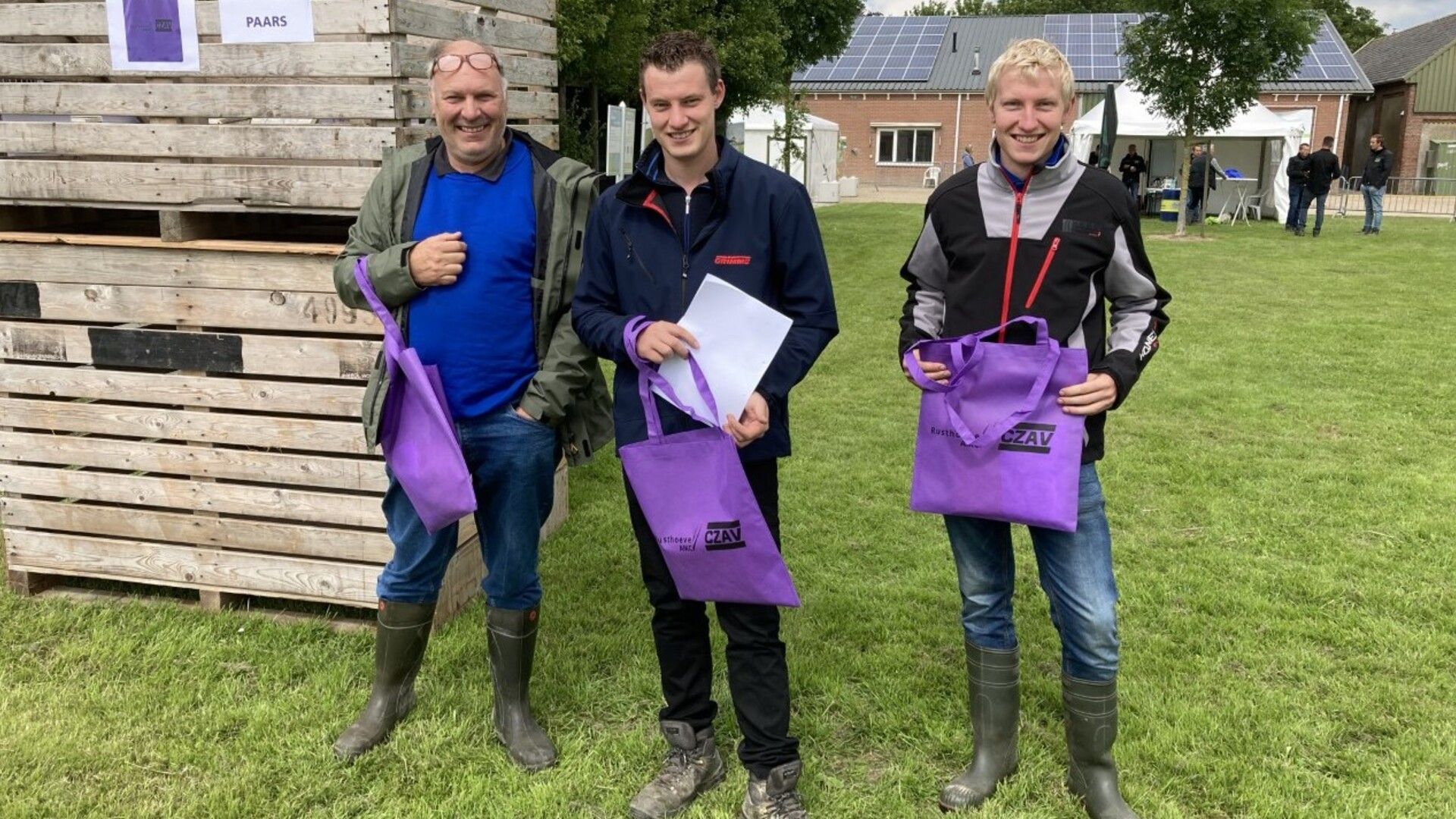 Dít is de functie van die witte tenten op het boerenland voor de ...