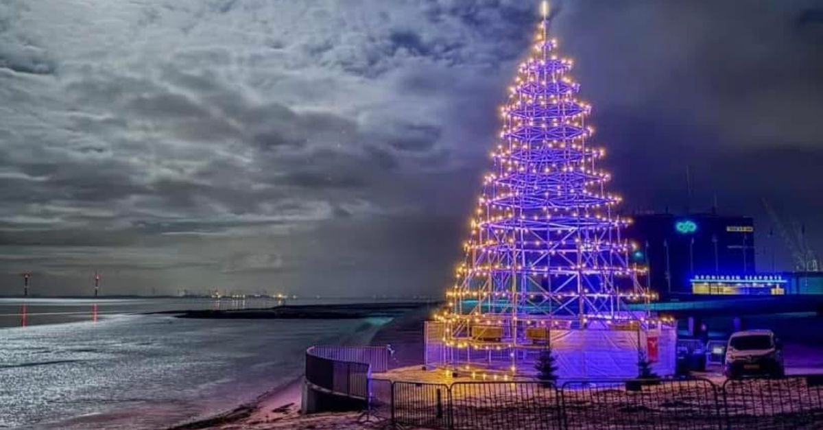 Hoogste kerstboom van de provincie staat op het stadsstrand van ...